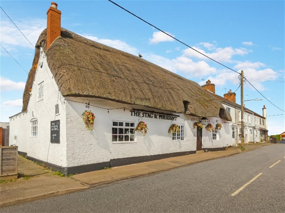 IMMACULATE 17th CENTURY THATCHED COUNTRY PUB, VIRTUALLY 100% WET TRADE ...