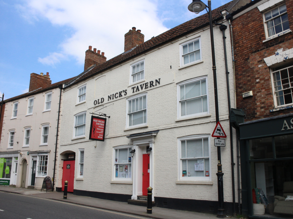 LINCOLNSHIRE - TOWN CENTRE 5 BEDROOM WET LED PUB WITH SIZEABLE REAR ...