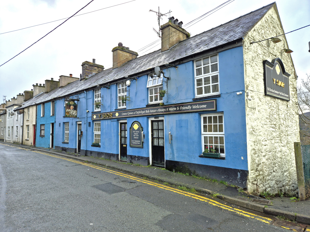 GWYNEDD - COMMUNITY WET-LED PUBLIC HOUSE ON EDGE OF SNOWDONIA NATIONAL ...