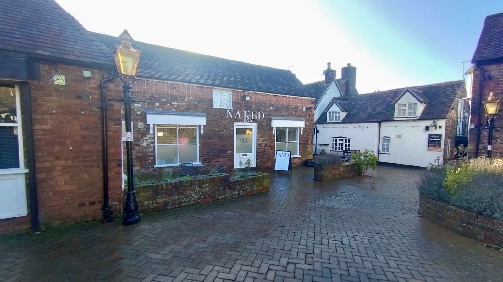 Lock up shop unit forms part of the town centre Central Court Shopping ...