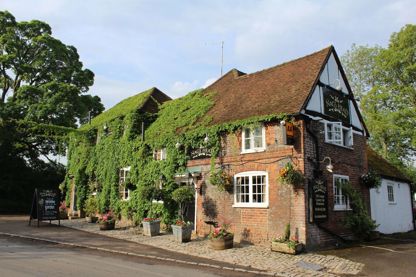 Charming 15th century pub in beautiful Buckinghamshire village location ...