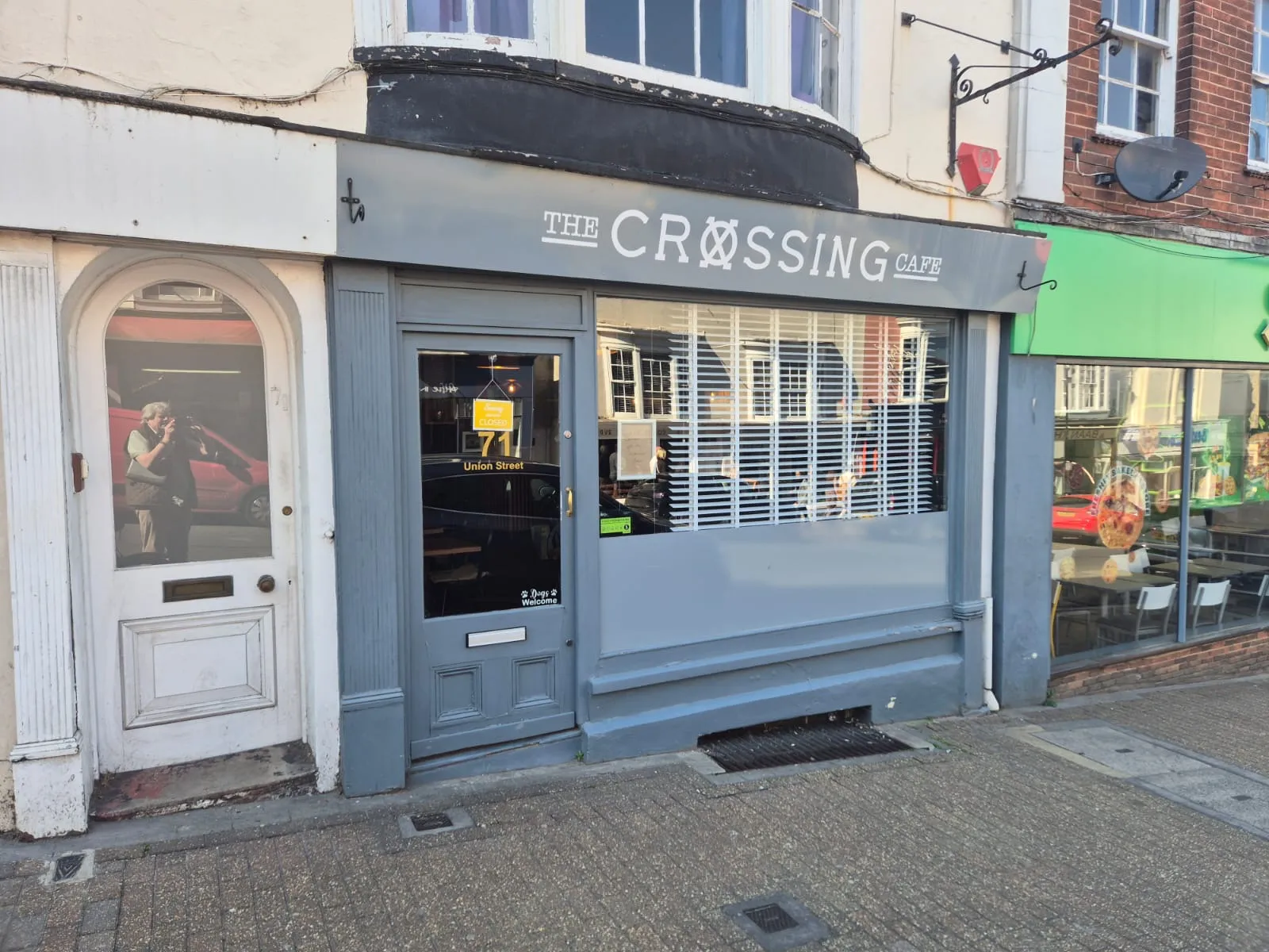An opportunity to lease this well-appointed and equipped cafe premises ...